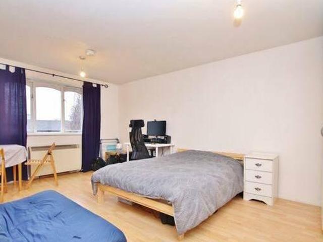 Studio flat for rent in Telegraph Place London E14