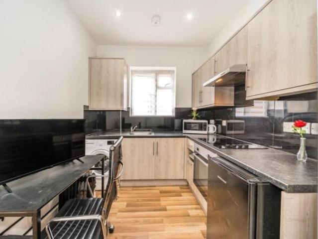 Studio flat for rent in The Mall, Ealing, W5