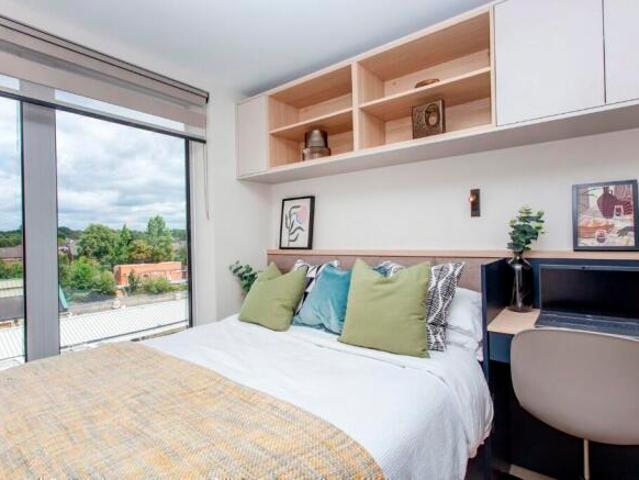 Studio flat for rent in The Mall, London, W5