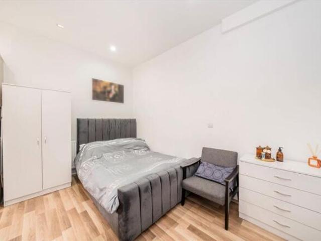Studio flat for rent in The Mall, London, W5