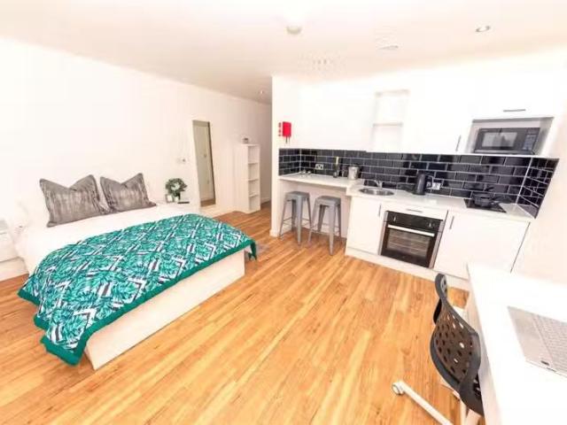 Studio flat for rent in The Studios, 25 Plaza Boulevard, Liver.