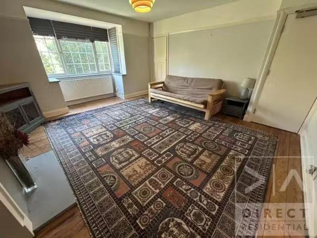 Studio flat for rent in The Parade, Epsom, KT18 5DU, KT18