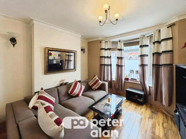 Studio flat for rent in Theobald Road, CF5
