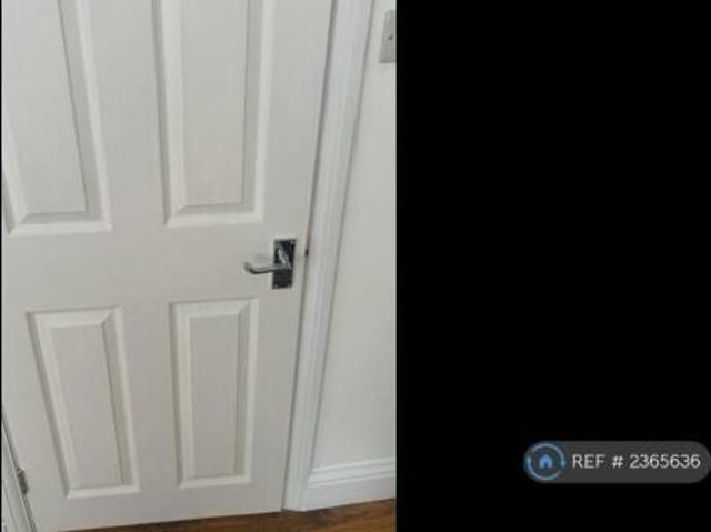 Studio flat for rent in Third Avenue, London, W3