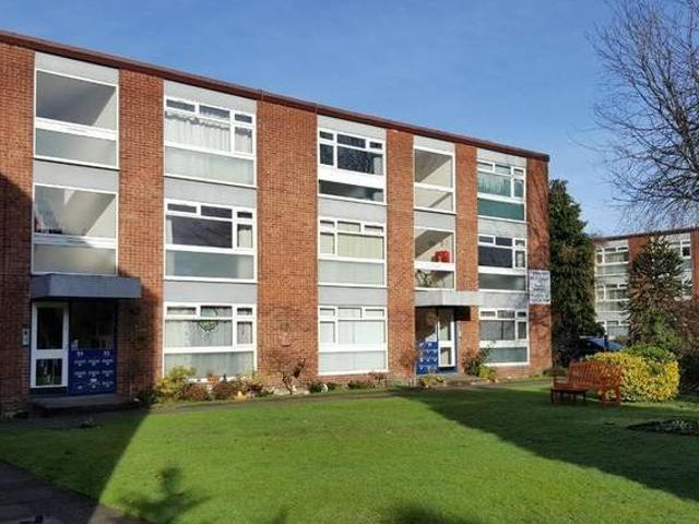 Studio flat for rent in Tintern Avenue Manchester Greater Manchester M20
