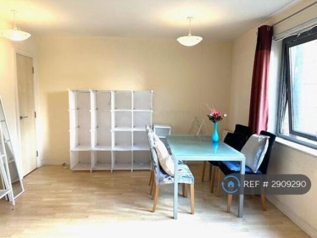 Studio flat for rent in Trentham Court, London, W3