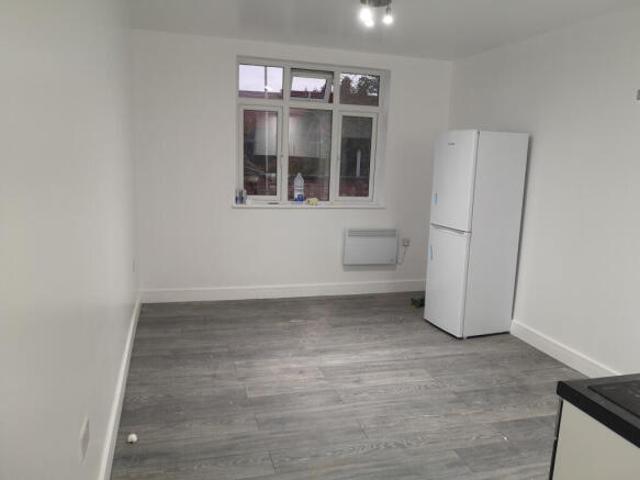 Studio flat for rent in Turnpike Lane, N8