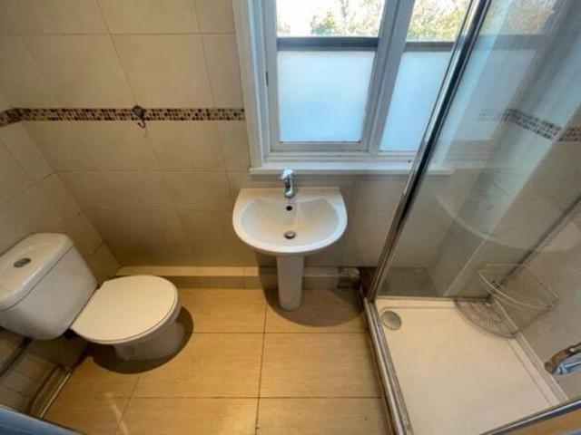 Studio flat for rent in Un furnished studio flat to rent, all bills included, Hunt Street, Old Town, SN1