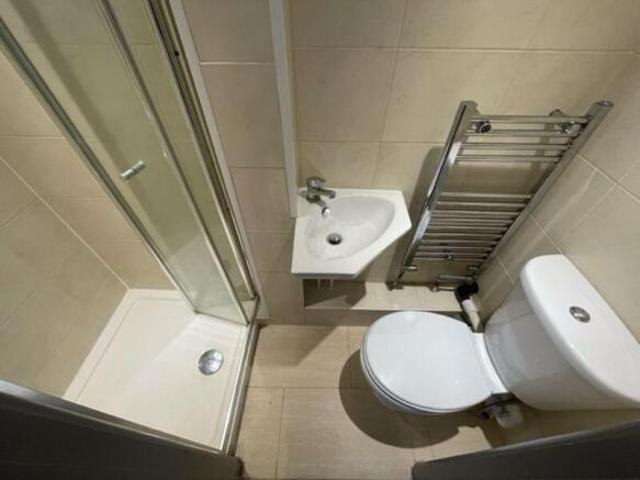 Studio flat for rent in Un furnished studio flat to rent, all bills included, Hunt Street, Old Town, SN1