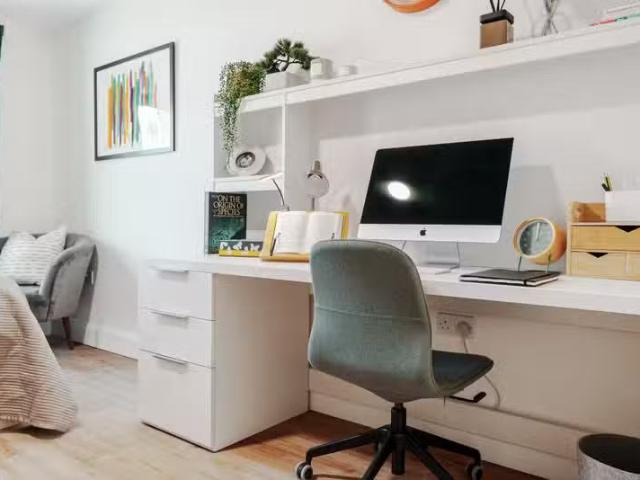 Studio flat for rent in Unit 10, Scholars View, Neal Drive, Ca.