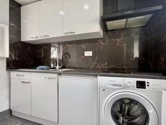 Studio flat for rent in Upper Teddington Road upon Thames, Kin.