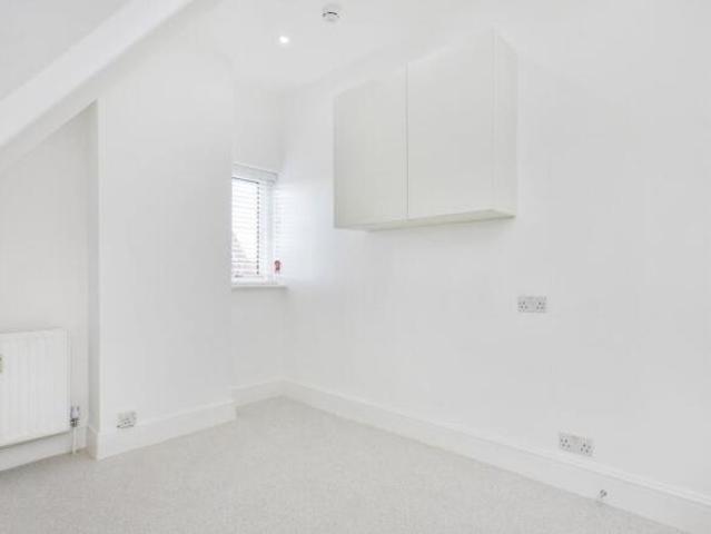 Studio flat for rent in Upton Road, WD18