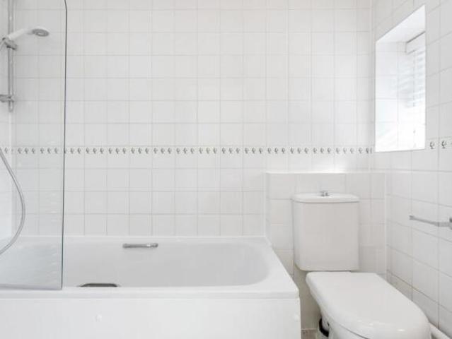 Studio flat for rent in Upton Road, WD18