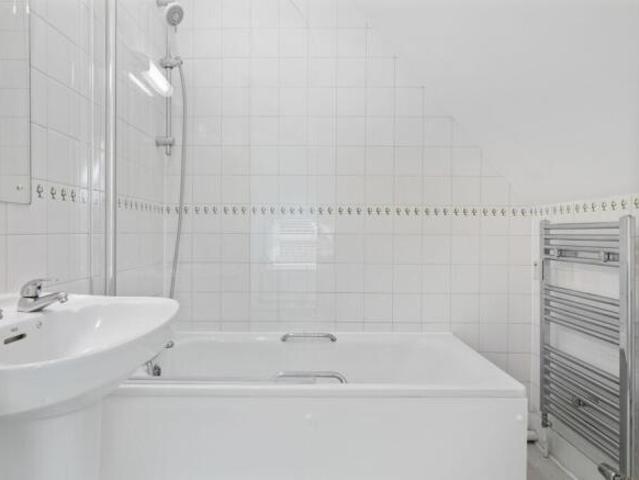 Studio flat for rent in Upton Road, WD18