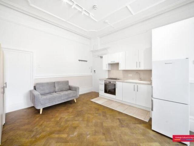 Studio flat for rent in Uxbridge Road, Acton, London, W3