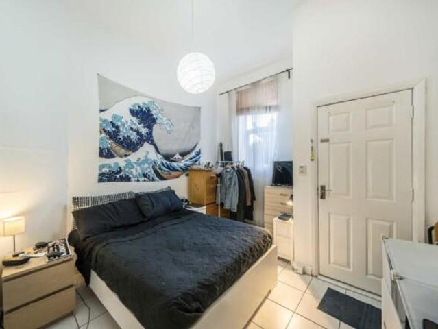 Studio flat for rent in Uxbridge Road, Shepherds Bush, W12