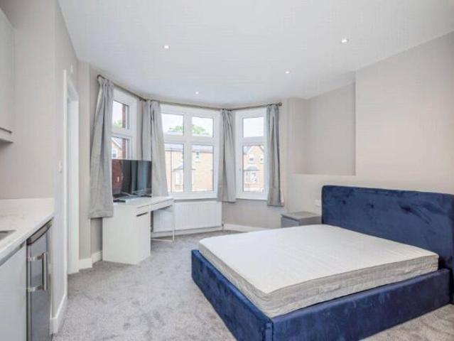 Studio flat for rent in Valetta Road, London, W3