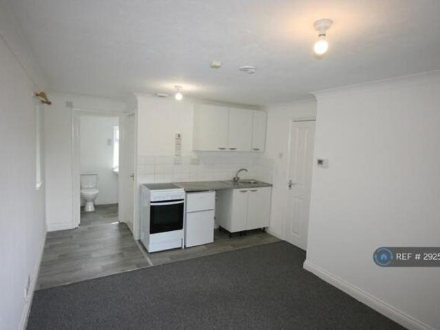 Studio flat for rent in Violet Close, Bedford, MK42