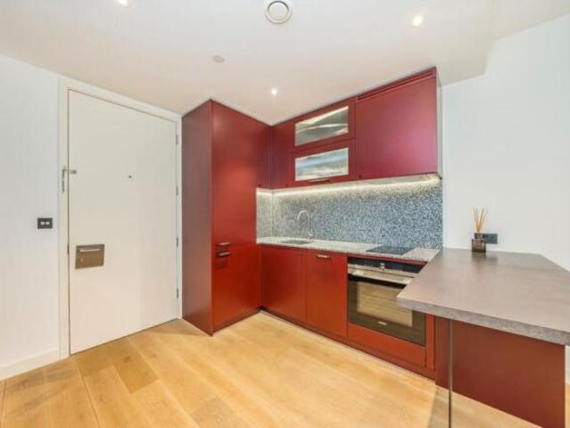 Studio flat for rent in Viaduct Gardens, Nine Elms, SW11