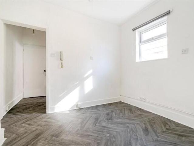 Studio flat for rent in Victoria Road, Edmonton, London, N18
