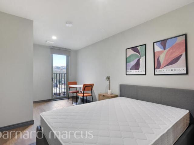 Studio flat for rent in Victoria Road, FELTHAM, TW13