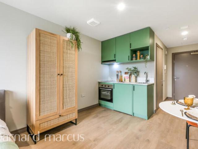Studio flat for rent in Victoria Road, FELTHAM, TW13