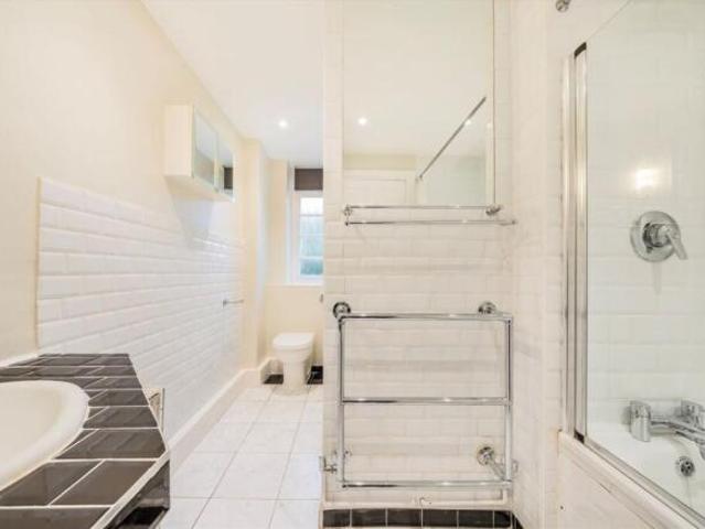 Studio flat for rent in Vicarage Court, Kensington, W8
