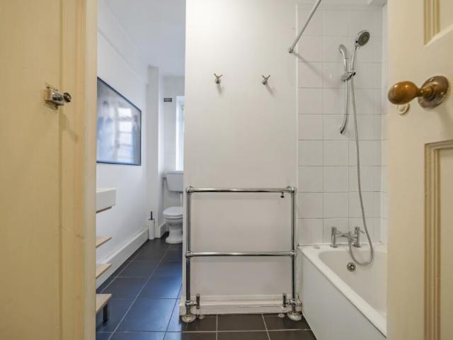 Studio flat for rent in Vicarage Gate, London, W8