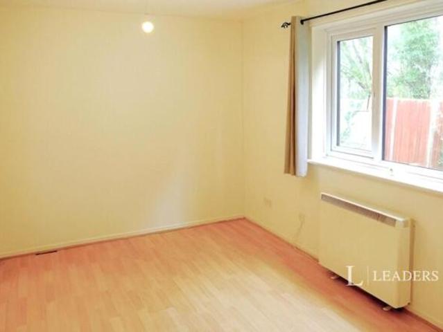 Studio flat for rent in Wainwright, PE4