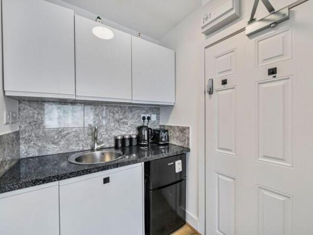 Studio flat for rent in Walton Close, Gladstone Park, London, NW2