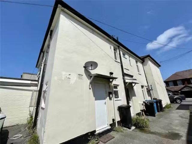 Studio flat for rent in Wallisdown Road, Poole, Dorset, BH12