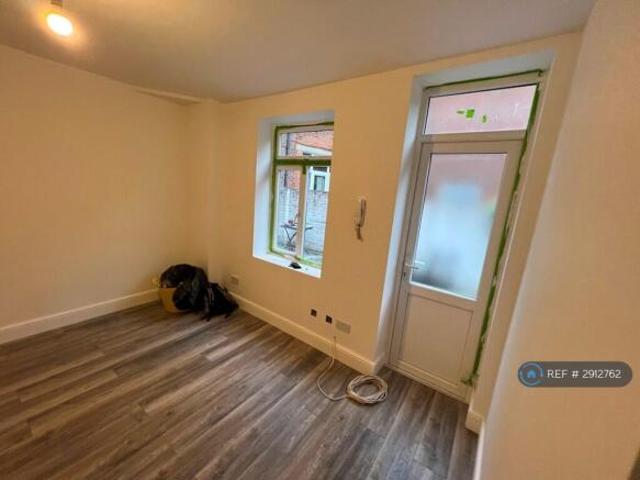 Studio flat for rent in Walm Lane, London, NW2