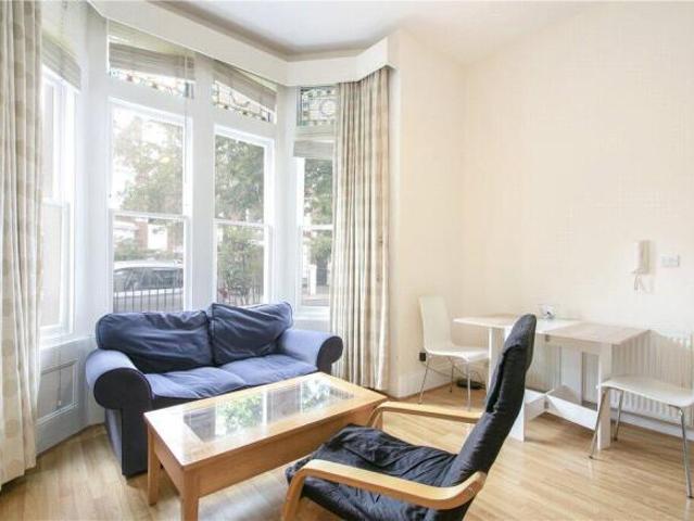 Studio flat for rent in Walpole Gardens, London, W4