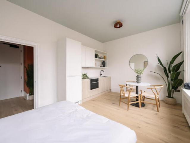 Studio flat for rent in Warwick Road, London, SW5