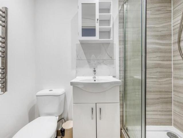 Studio flat for rent in Warwick Road, SW5
