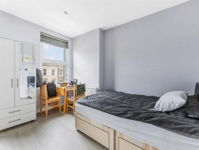 Studio flat for rent in Warwick Road, SW5