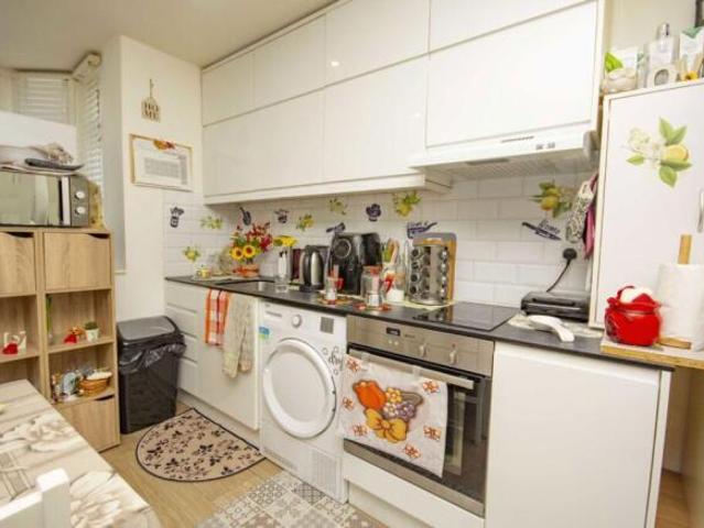 Studio flat for rent in Watford Way, London, NW4