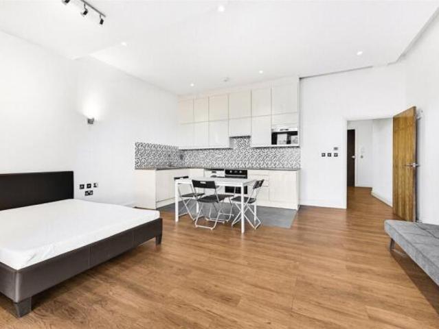 Studio flat for rent in Weir Road, London, SW19