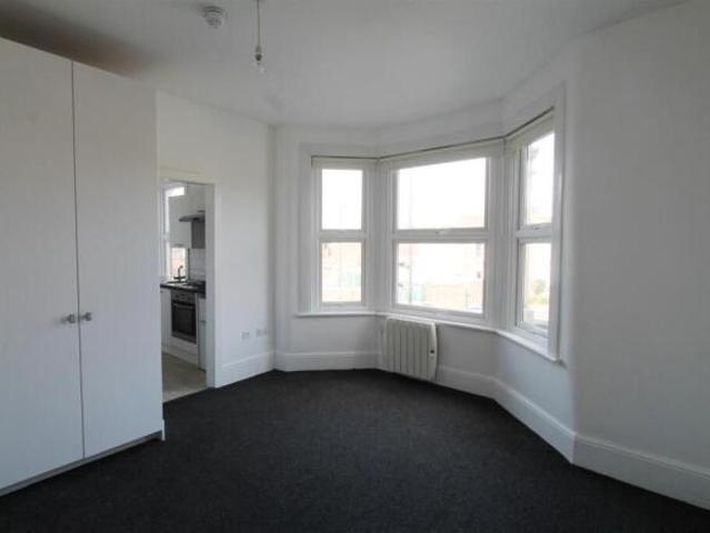 Studio flat for rent in Well Hall Parade, Eltham, SE9