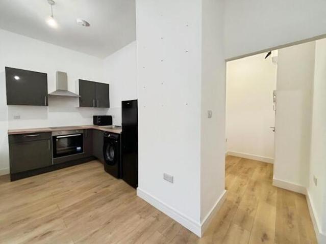 Studio flat for rent in Wellington Street, Luton, LU1