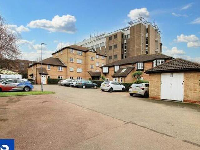 Studio Flat For Rent In Wells Court Regarth Avenue