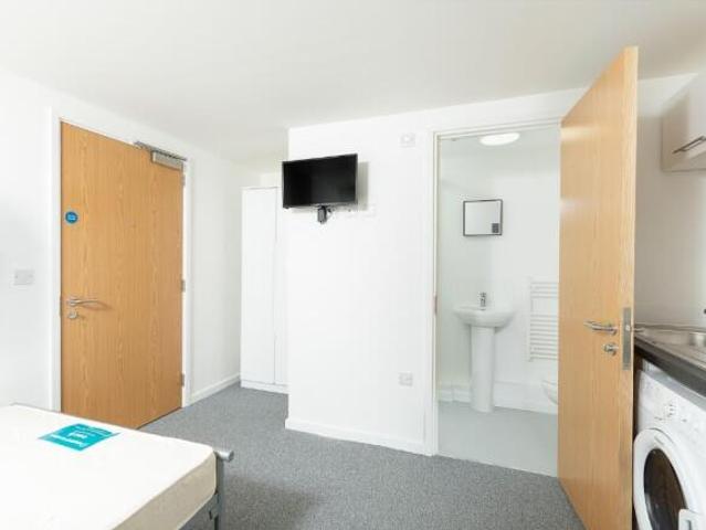 Studio flat for rent in Wellsway, Bath, Somerset, BA2