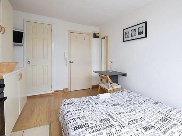 Studio flat for rent in West Cromwell Road, Earls Court, London SW5