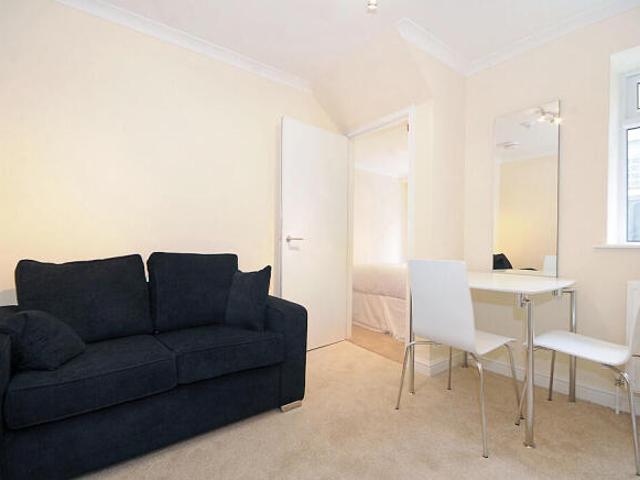 Studio flat for rent in Westbourne Grove, London, W2