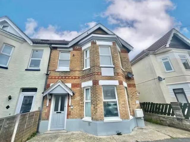 Studio flat for rent in Westby Road, BH5
