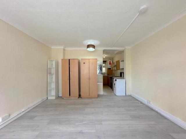 Studio flat for rent in Whitton Road, Hounslow, TW3
