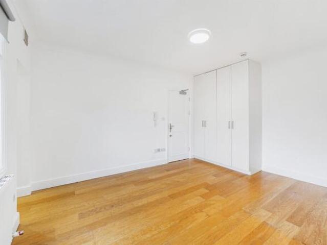 Studio flat for rent in Windsor Road, W5