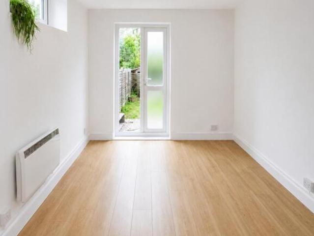 Studio flat for rent in Winlaton Road, London, BR1 5PY, BR1
