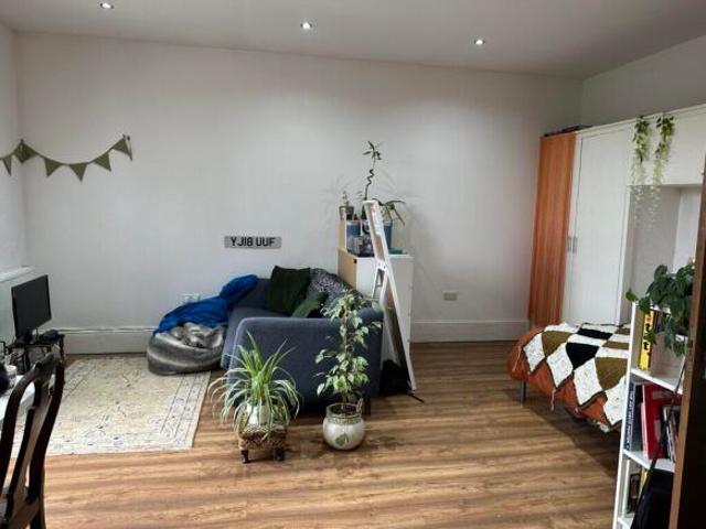 Studio flat for rent in Wilmslow Road Withington, M14