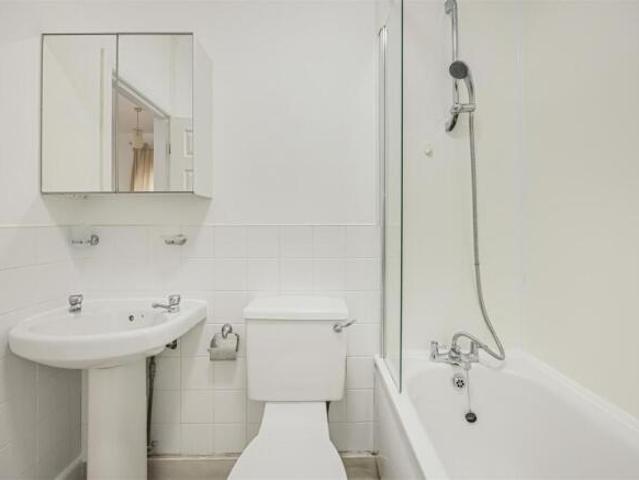 Studio flat for rent in Wood Street, Walthamstow, London, E17
